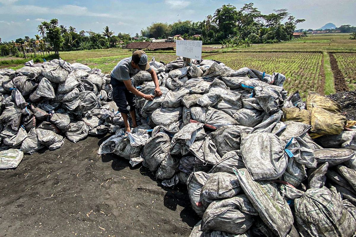 Limbah Batu Bara di Bandung Barat: Ancaman Nyata Bagi Lingkungan dan Kesehatan Warga ...